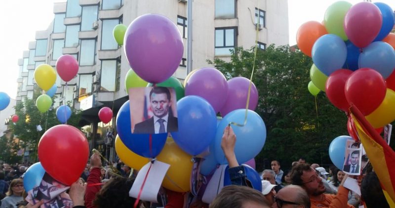 ШАРЕНИ БАЛОНИ ПРОТИВ КОРУПЦИЈАТА НА ДЕНЕШНИОТ ПРОТЕСТ ВО СКОПЈЕ - Сакам ...