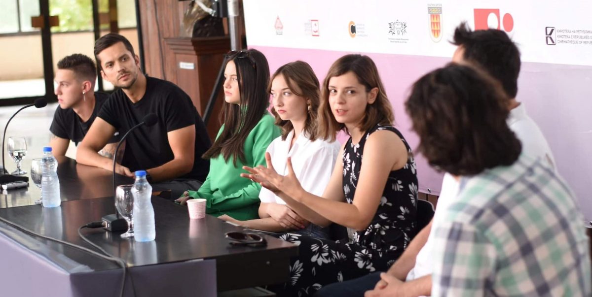 ИНТИМНИТЕ СНИМКИ НА МЛАДИТЕ И ОБЈАВУВАЊЕТО НА ИНТЕРНЕТ Е СЕРИОЗЕН ...