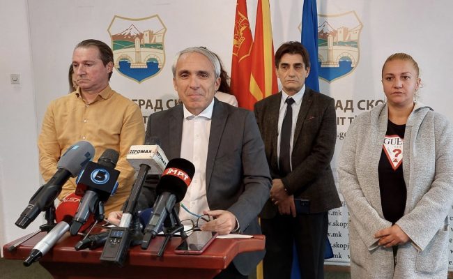 СЕКРЕТАРОТ НА ГРАД СКОПЈЕ ГЛИГОРОВ И ВРАБОТЕН ВО ОБЕЗБЕДУВАЊЕТО СЕ ...