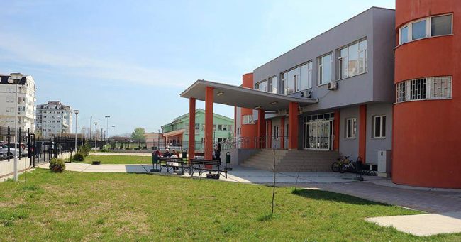 Наставничка од основно школо во скопски Аеродром уапсена за дилање дрога