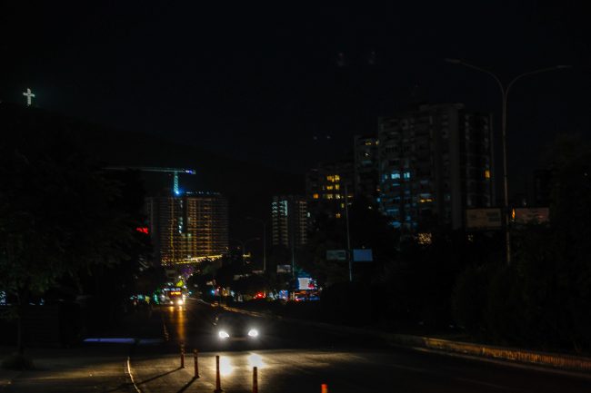 Булеварот Кочо Рацин во центарот на Скопје со денови е во мрак, не се ...