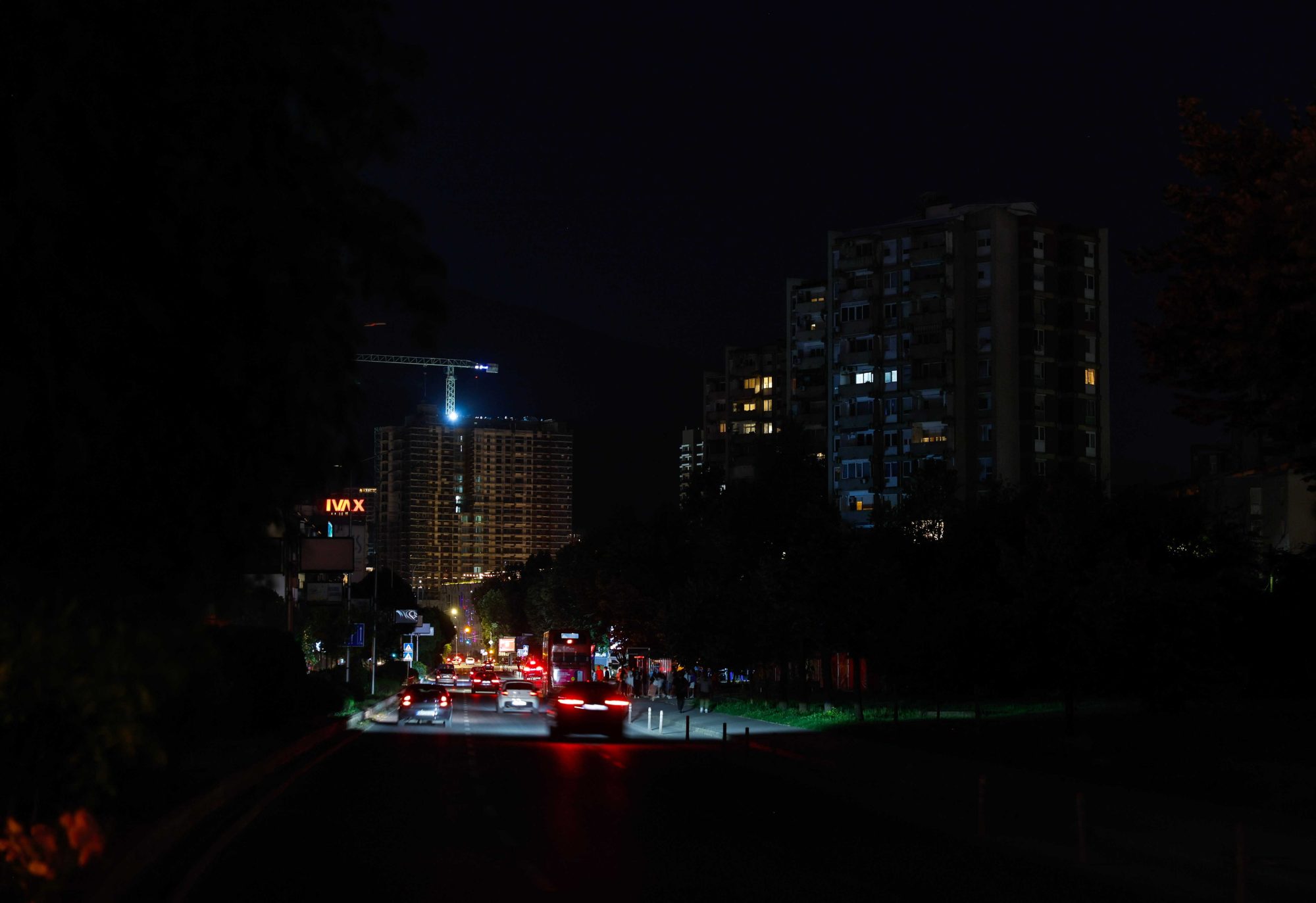 БУЛЕВАРОТ КОЧО РАЦИН ВО ЦЕНТАРОТ НА СКОПЈЕ СО ДЕНОВИ Е ВО МРАК, НЕ СЕ ...