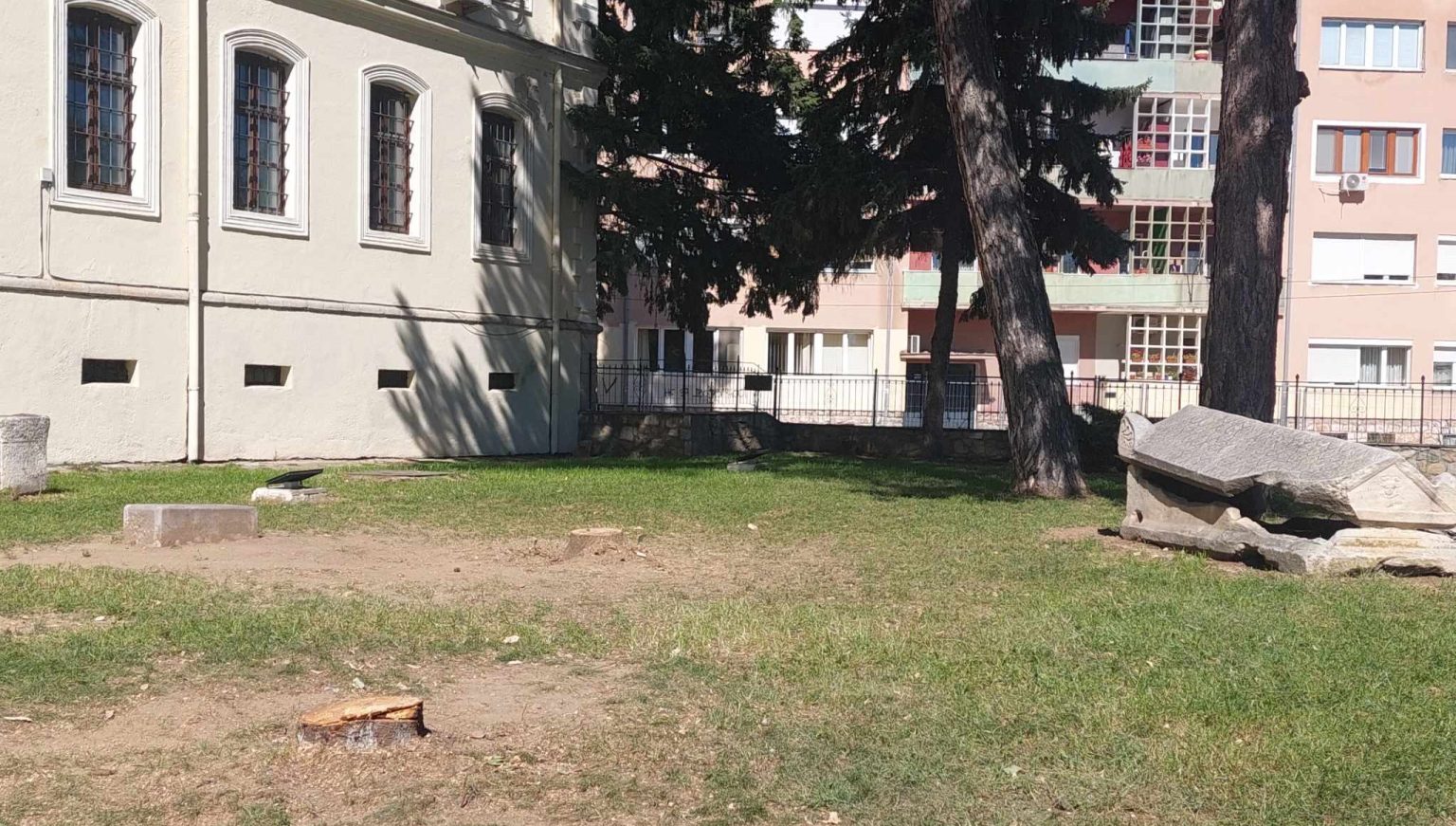 ИСЕЧЕНИ ДРВЈА ВО ДВОРОТ НА ЗАВОД И МУЗЕЈ БИТОЛА, ДИРЕКТОРОТ ВЕЛИ БИЛЕ ...