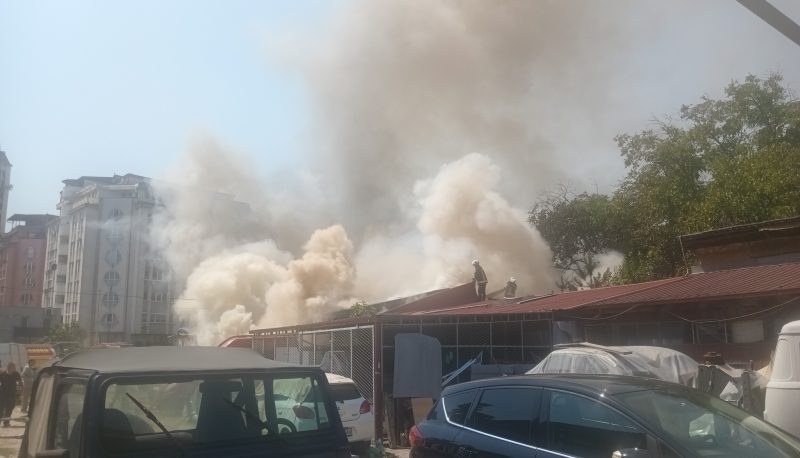 СЕ ЗАПАЛИЈА СТАРИ БАРАКИ НА ПОРАНЕШЕН „МАКОТЕКС“ ВО КАРПОШ 4 ПОКРАЈ ВАРДАР НЕМА ПОВРЕДЕНИ